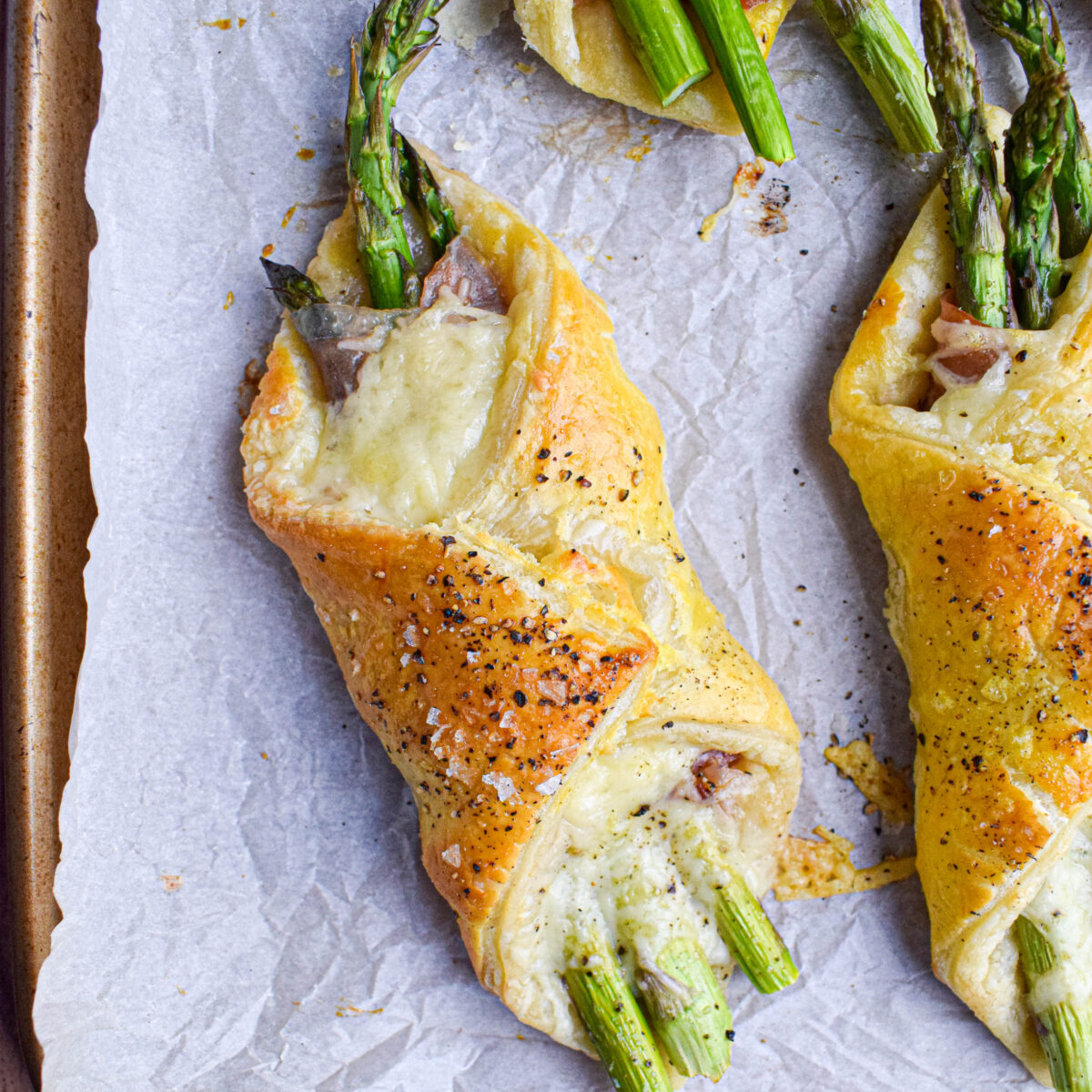 Prosciutto Asparagus Puff Pastry Bundles - The Jam Jar Kitchen