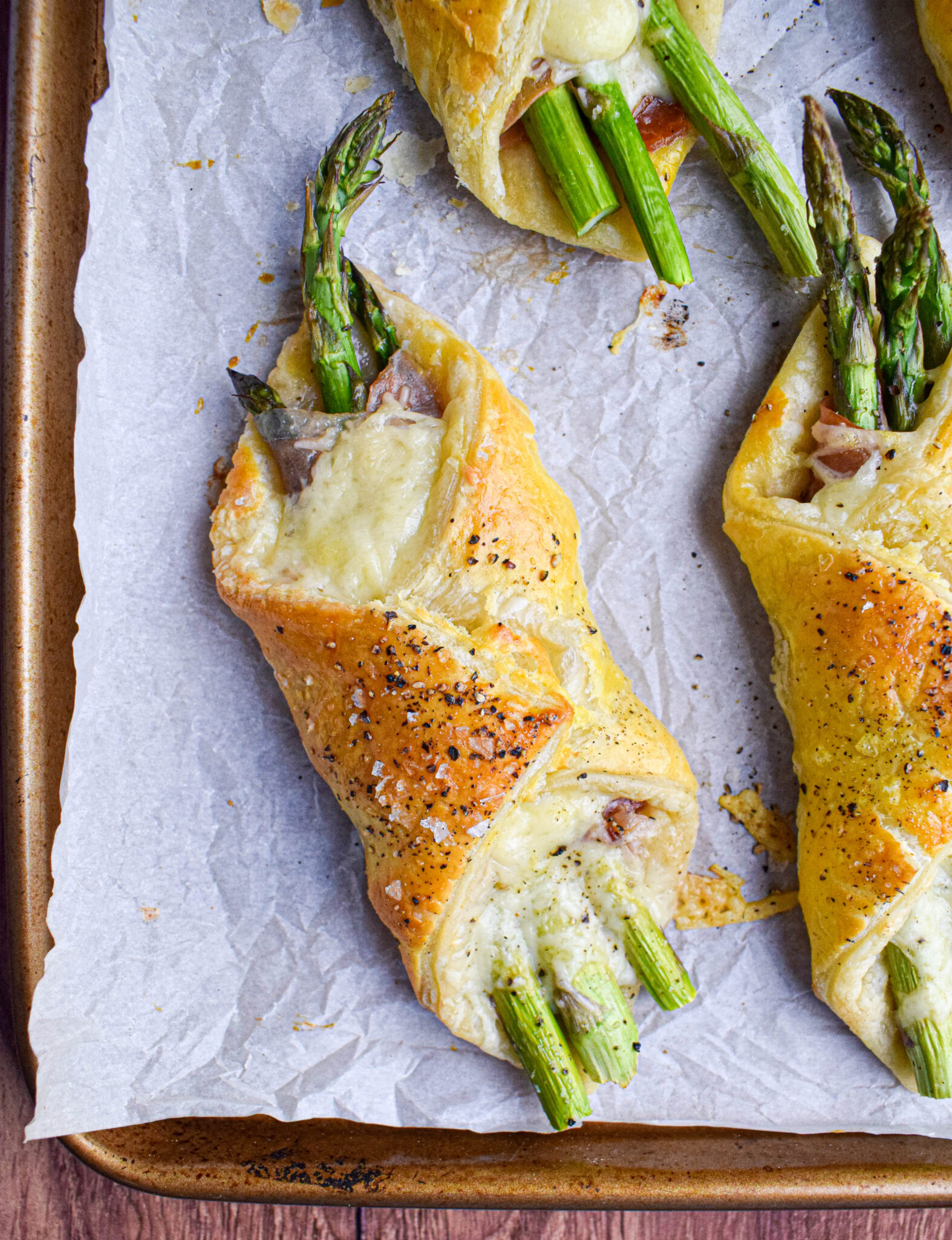 Prosciutto Asparagus Puff Pastry Bundles - The Jam Jar Kitchen